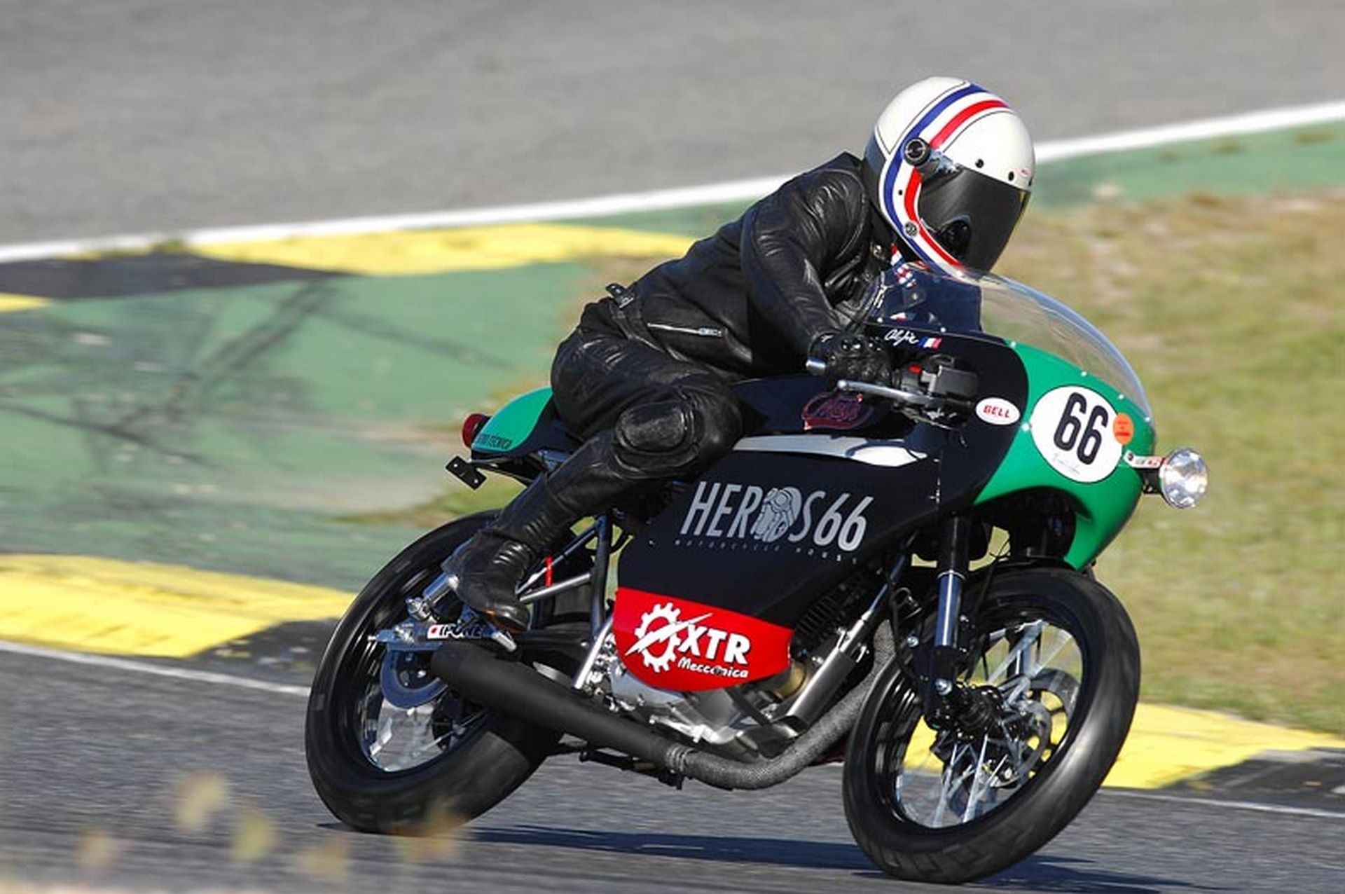 Mash 250 Cafe Racer "Cafe Noir" (XTR Pepo) | CafeRaceros